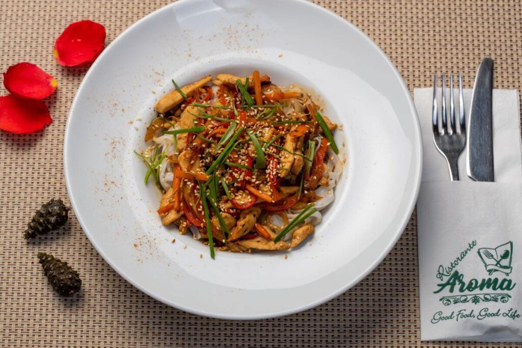 Pui chinezesc cu legume si noodles sau orez prajit/Chinese chicken with ...